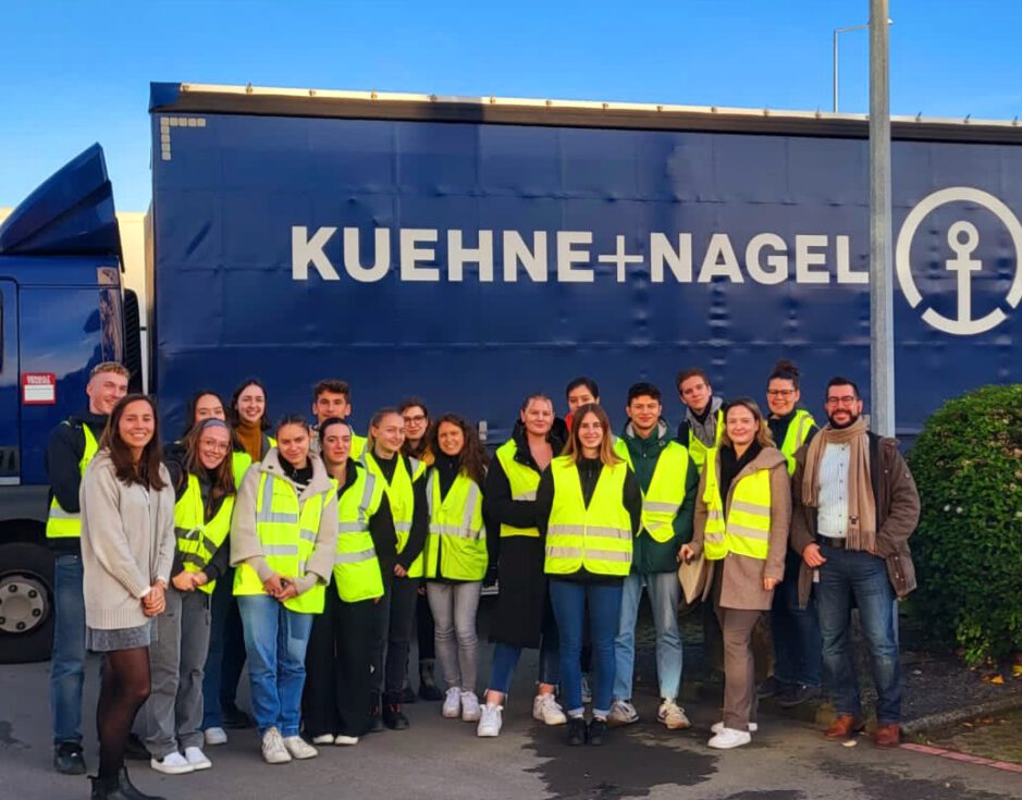 Logistik hautnah erleben: Studierende des DFHI erkunden Fanuc und Kühne ...